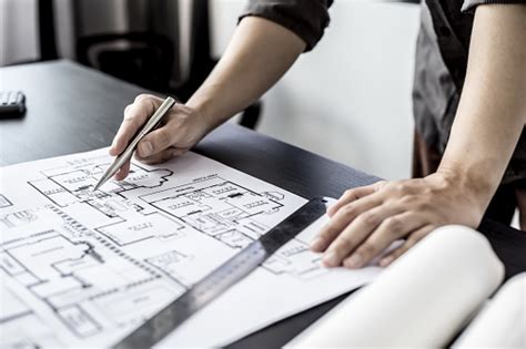 클로즈업 건축가 펜을 들고 집 디자이너 클라이언트와 세부 사항을 논의하기 전에 디자인 계획을 검토하는 집 계획을 가리키는 인테리어 디자인 과 장식 아이디어 3차원 형태에