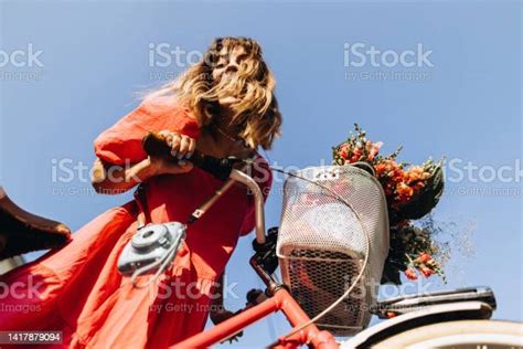 푸른 하늘 배경에 빈티지 자전거와 Instax 카메라를 가진 쾌활한 여성 명랑한에 대한 스톡 사진 및 기타 이미지 명랑한 여자 한 명의 여자만 Istock