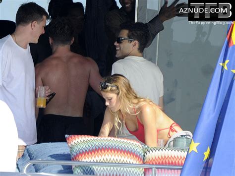 Margot Robbie Sexy Seen Showcasing Her Stunning Bikini Body On A Yacht With Rami Malek In