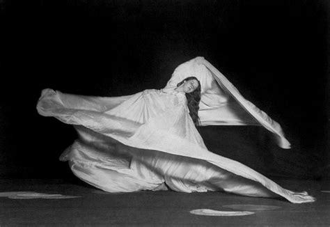 Loïe Fuller Performing The Serpentine Dance 1902