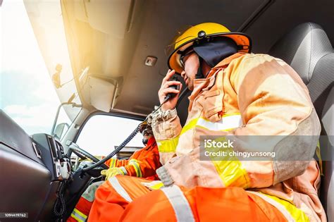보호복과 헬멧에 소방 관 화물 구조 차량에 앉아서 라디오에서 회담 라디오에 대한 스톡 사진 및 기타 이미지 라디오 소방관 불 Istock