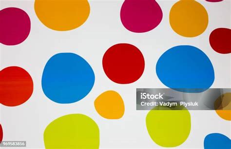 흰색 바탕에 화려한 원입니다 실제 라운드 벽에 그린 벽지에 대 한 밝은 분야 아이 들 그림 및 객실에 대 한 디자인입니다 재미와 현대입니다 펀치 파스텔입니다 기하학입니다 0