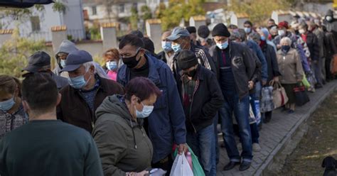 Wck 배급 음식 기다리는 미콜라이우 주민들