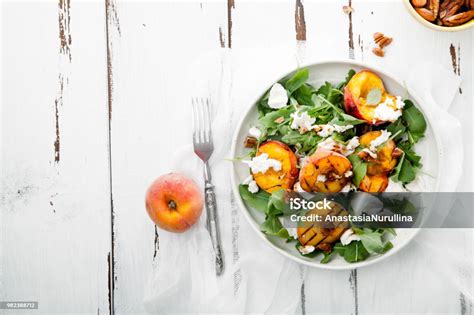 신선한 샐러드와 구운된 복숭아 반쪽 Arugula 흰색 고민 나무 배경에 접시에 Burrata 상위 뷰 복사 공간 가로 구성입니다 여름 음식 개념 0명에 대한 스톡 사진 및