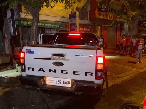 បុរសម្នាក់បើករថយន្តបុកទ្រូងផ្លូវនិងបុកឡំប្រឺតាក្រឡាប់ផ្ងារជើងហើយរថយន្តមិនទាន់អស់ល្បឿនបានជ្រុលទៅប