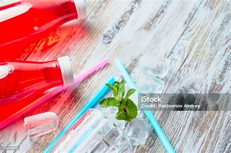 딸기와 페트 병 상쾌한 음료 흩어진 얼음 조각과 마시는 빨 대 초라한 나무 테이블의 배경에 닫습니다 복사 공간 0명에 대한 스톡 사진 및 기타 이미지 Istock