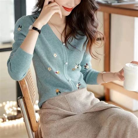 보터밍 셔츠 여성 이너웨어 봄가을 디자인 센스 틈새 서양식 다재다능한 패션 V넥 긴팔 상의 2023 년 신제품 Aliexpress