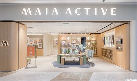 Maia Active 全国首家旗舰店，上海新天地 服装店铺 每日商设，t5op设计网，优质店面设计网站！