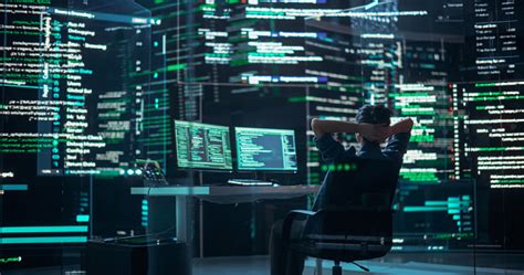 여성 개발자는 백엔드 코드가 제대로 작동하는 컴퓨터에 성공적으로 입력 한 후 행복하게 쉬고 있습니다 전문 프로그래머는 코딩 언어를 보여주는 큰 화면으로 둘러싸여 소프트웨어를