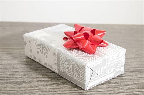 흰 종이와 나무 테이블 구성에 빨간 리본 크리스마스 선물 공휴일에 대한 스톡 사진 및 기타 이미지 공휴일 금 금속 기념일 Istock