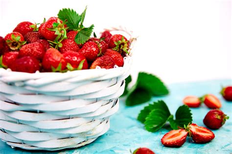 파란색 테이블에 잘 익은 빨간 딸기 흰색 바구니에 딸기 신선한 딸기 아름다운 딸기 다이어트 음식 건강하고 비건 공간을 복사합니다 0명에 대한 스톡 사진 및 기타 이미지