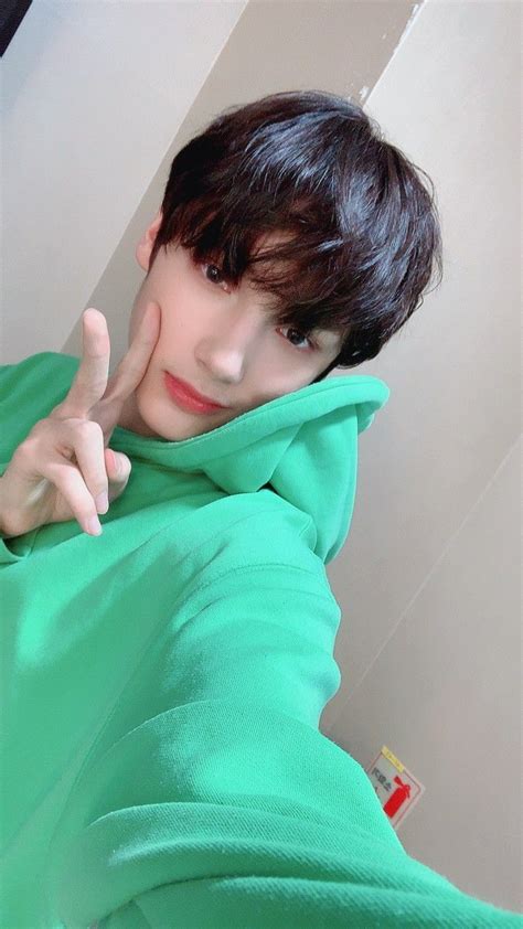 Huening Kai Selca Txt Selfie Cute Green Outfit
