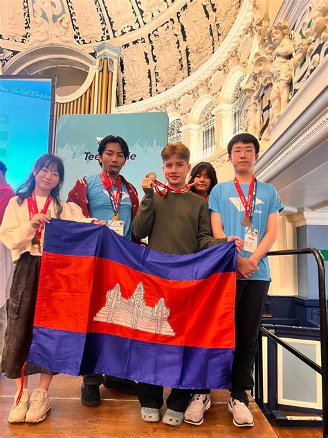 សាលាអាមេរិកាំងហ្គោលឌិនហ្គេតgolden Gate American School 🎉 សូមអបអរសាទរ យុវសិស្ស មីន មុន្នី 🇰🇭