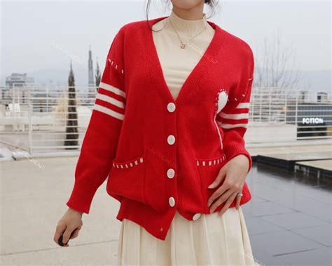 레이어드하기 좋은 남여공용 커플룩 추천템 하트 자수포인트 V넥 루즈핏 가디건 충청남도 천안시 서북구 불당동 비즈프로필