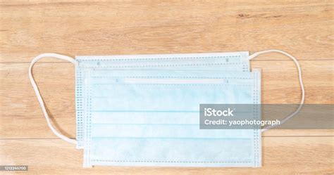 고무 귀 끈이있는 수술 용 마스크 입과 코를 덮는 전형적인 3ply 수술 마스크 박테리아에서 절차 마스크 보호 개념입니다 2019년에 대한 스톡 사진 및 기타 이미지