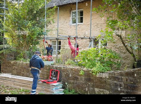 Scaffold Workers Erecting Scaffolding Stock Photo Alamy
