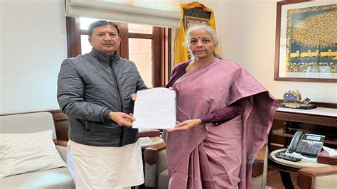 Shimlaकेंद्रीय वित्त मंत्री से मिले सांसद सिकंदर दूरदराज क्षेत्रों को राष्ट्रीयकृत बैंको की