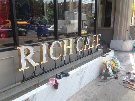 งานอักษรโลหะสแตนเลสทองไฟออกหน้า รับทำป้ายอักษรโลหะทุกชนิด เช่น วัสดุสแตนเลสเงา แฮร์ไลท์ เหล็ก