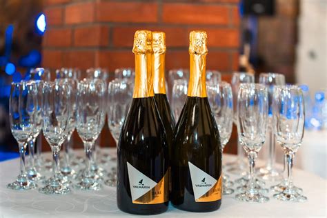 실내 럭셔리 반짝이는 배열 병 샴페인 샴페인 잔 세련된 술 술을 마시다 안경 연말연시 와인 우아한 유리 제품 음료 이벤트 축제 축제