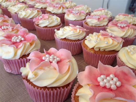 Roze Cupcakes Gemaakt Voor Een Bruiloft Met Bloemen En Parels Wedding Cake Flower Rose