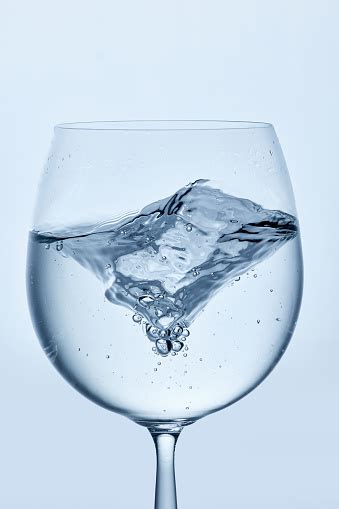 투명한 줄기 유리에서 소용돌이치는 물의 클로즈업 사진 미니멀한 배경에 대한 움직임과 거품을 보여줍니다 모형 건강한 식생활에 대한 스톡 사진 및 기타 이미지 Istock