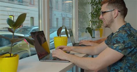 Dos Hombres Codificando Html Y Programando En Pantalla Desarrollador Web De Desarrollo De Laptop