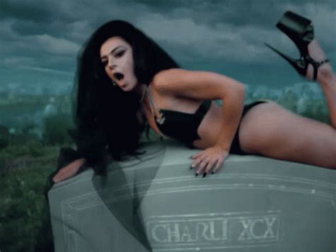 Charli Xcx Hot Gif Charli Xcx Hot Sexy Discover Share Gifs