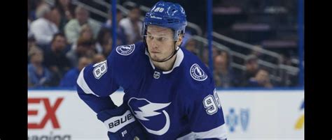 Победитель Кубка Стэнли Сергачёв выкупил билеты на матчи Нефтехимика и раздал их детям