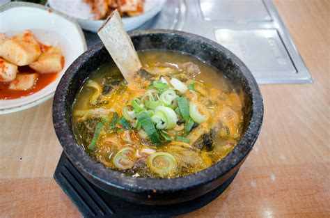 Flavorful 건강한 고명 김치 김치무 도금 뜨거운 그릇 뜨거운 돌 그릇 레스토랑 맛 맛있는 매우 뜨겁다 매운 스프 먹는 문화 요리 미식가