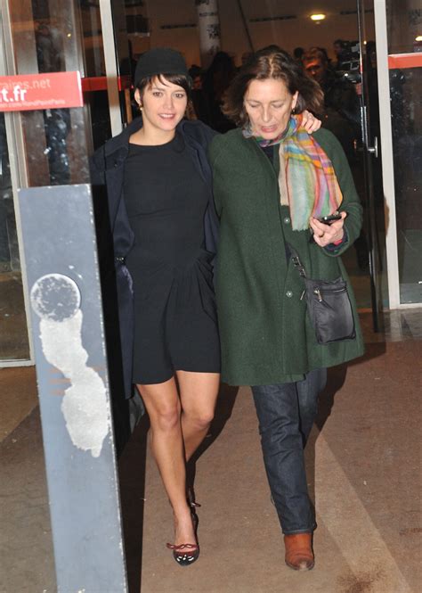 Photo Emma De Caunes Et Sa Mère Gaelle Royer Quittent Le Théâtre Du