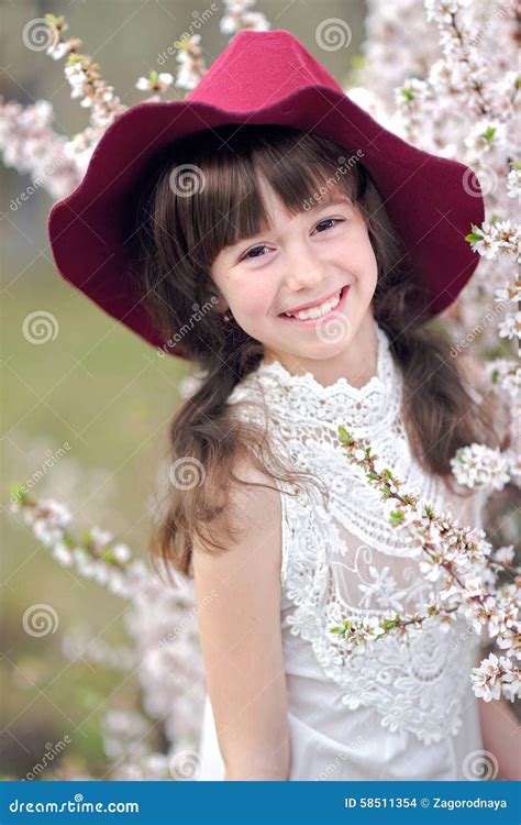 Retrato de uma menina foto de stock Imagem de riso chapéu 58511354