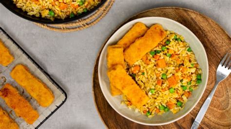 Fiskepinner Med Stekt Ris Kiwi