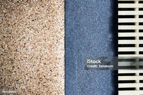 다른 미끄럼 방지 바닥의 조인트에 표면 질감과 수영장 옆의 플라스틱 거터 커버 자갈 바위에 대한 스톡 사진 및 기타 이미지 자갈 바위 콘크리트 0명 Istock