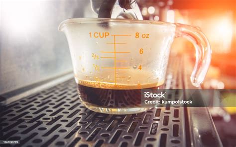 카페에서 커피를 만들기 위해 커피 머신을 사용하는 바리스타 커피 준비 서비스 컨셉 0명에 대한 스톡 사진 및 기타 이미지 0명 개념 개념과 주제 Istock