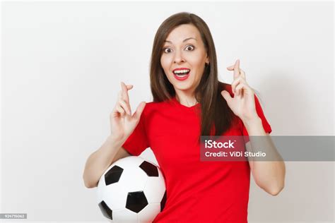 유럽 젊은 여자 축구 팬 이나 선수 빨간색 유니폼 계속 손가락을 엇갈리게 잡고 축구공 흰색 배경에 고립 스포츠 축구 라이프