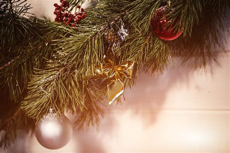 크리스마스 전나무트리 활과 유리 그린 새 해 엽서의 디자인에 대 한 장난감 플레어 복사 공간 0명에 대한 스톡 사진 및 기타 이미지 Istock