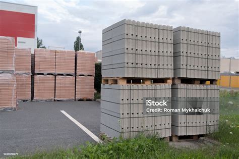 콘크리트 블록의 팔레트 회색 유니폼 벽돌 모양 건축 자재 건설 현장에서 사용할 수있는 새로운 기능 건설 산업에 대한 스톡 사진 및 기타 이미지 Istock