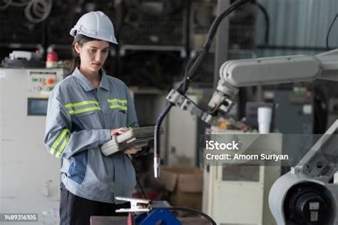 산업 제조 로봇 팔 여성 엔지니어 노동자 통제 자율적인 로봇 공학 팔 용접 기계 생산 공장 공장에 있는 제조 선 25 29세에 대한 스톡 사진 및 기타 이미지 Istock