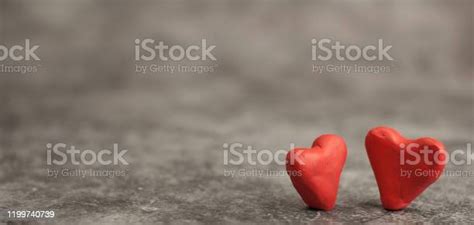 플라스틱에서 복고풍 스타일의 하트와 회색 시멘트 배경에 발렌타인 데이에 대한 축제 배경 봉지는 흰색과 분홍색의 신혼 부부 연인의 쌍입니다 0명에 대한 스톡 사진 및 기타