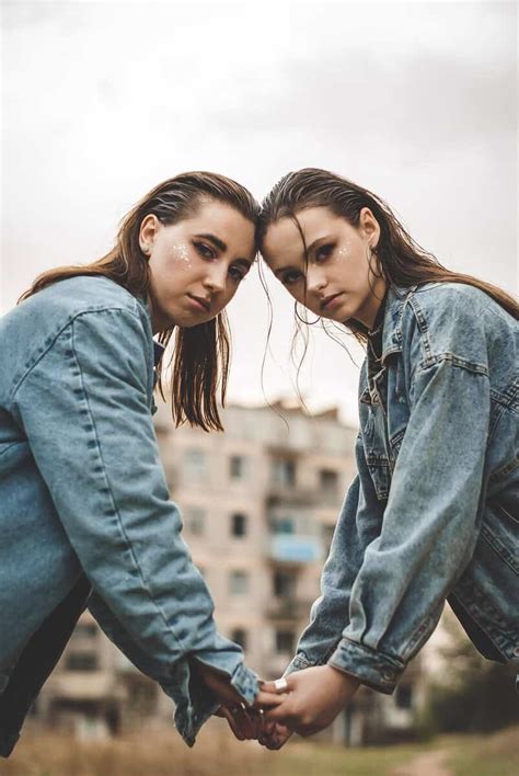 Best Friend Poses For 2 10 Terrific Types And Tips