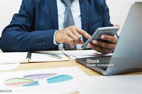 책상에서 일하고 사무실에서 계산기를 사용 하는 사업가 개념에 대한 스톡 사진 및 기타 이미지 개념 경영자 경제 Istock