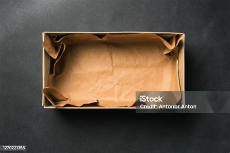 검은 색 배경에 격리 된 빈 신발 상자를 엽니 다 구겨진 갈색 종이 남성용 및 여성 용 신발 포장 또는 상점에서 상품 배달 평면 레이아웃의 맨 위 보기 구두 상자에 대한