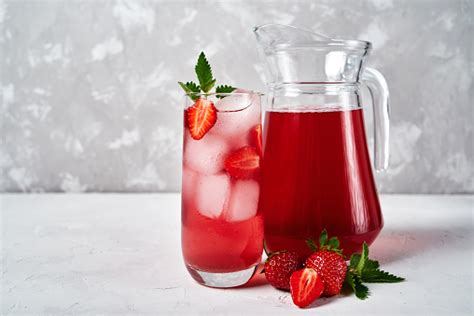 반짝이는 유리에 얼음과 민트가 있는 신선한 딸기 레모네이드와 흰색 테이블 배경에 용기가 있는 공간을 복사합니다 추운 여름 음료 베리 칵테일 0명에 대한 스톡 사진 및 기타