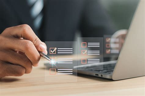 설문 조사 양식 개념입니다 확인란이있는 설문지 온라인으로 설문 조사 양식 작성 테스트 질문에 답변 교육 미래 기술 및 학습 개념 개념에 대한 스톡 사진 및 기타 이미지