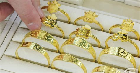 여친이 케이크 속 금반지 씹어 두 동강프러포즈男 이 방법 위험해요