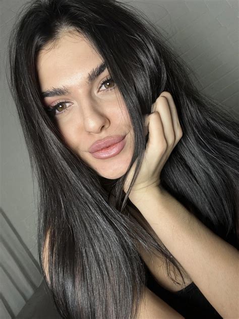 Rate my face please [21F] : r/FaceRatings