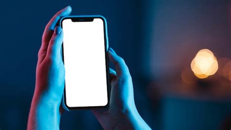 스마트 폰 손에 들고 여자 무료 사진