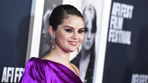 Selena Gomez Bakal Masuk Geng Miliarder Berkat Rare Beauty? - Lifestyle Liputan6.com