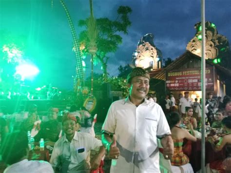 Gapura Sanghyang Ambu Di Desa Bugbug Sapa Wisatawan Yang Berkunjung Ke Karangasem