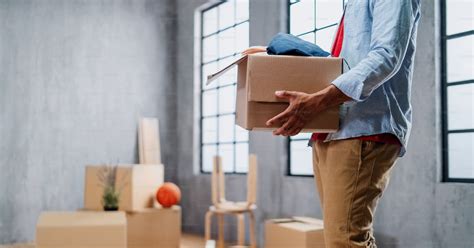 집으로 이동하는 포장 상자를 들고 있는 알아볼 수 없는 청년 새로운 생활 개념 사진 Unsplash의 판지 이미지